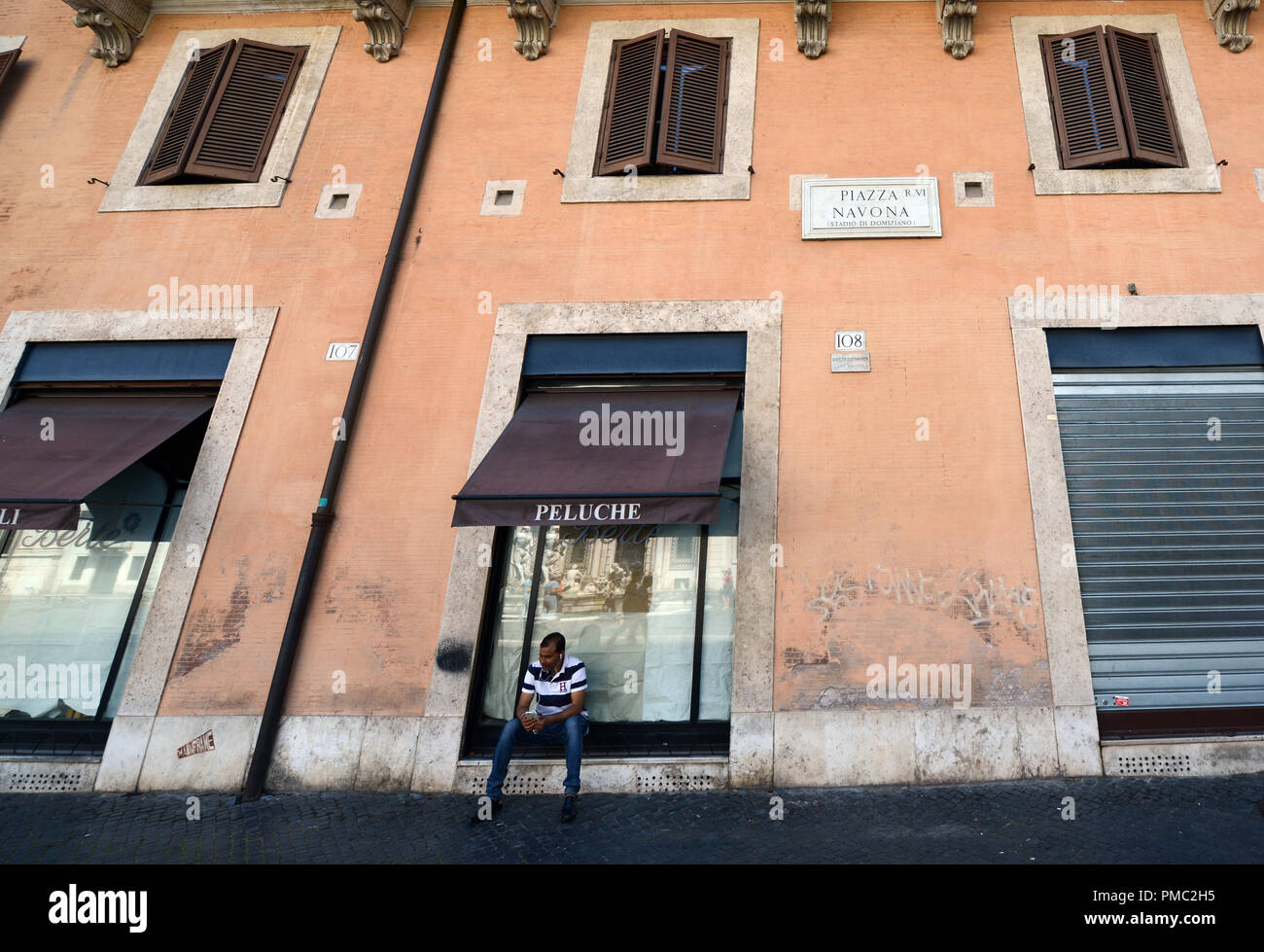 A man sitting in Rome's Piazza Navona Stock Photo - Alamy
