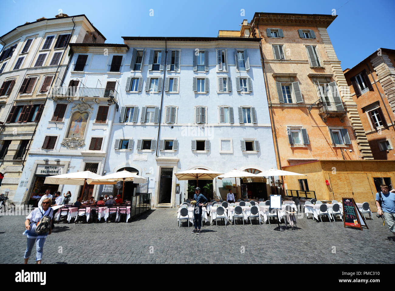 Street cafe in rome hi-res stock photography and images - Alamy