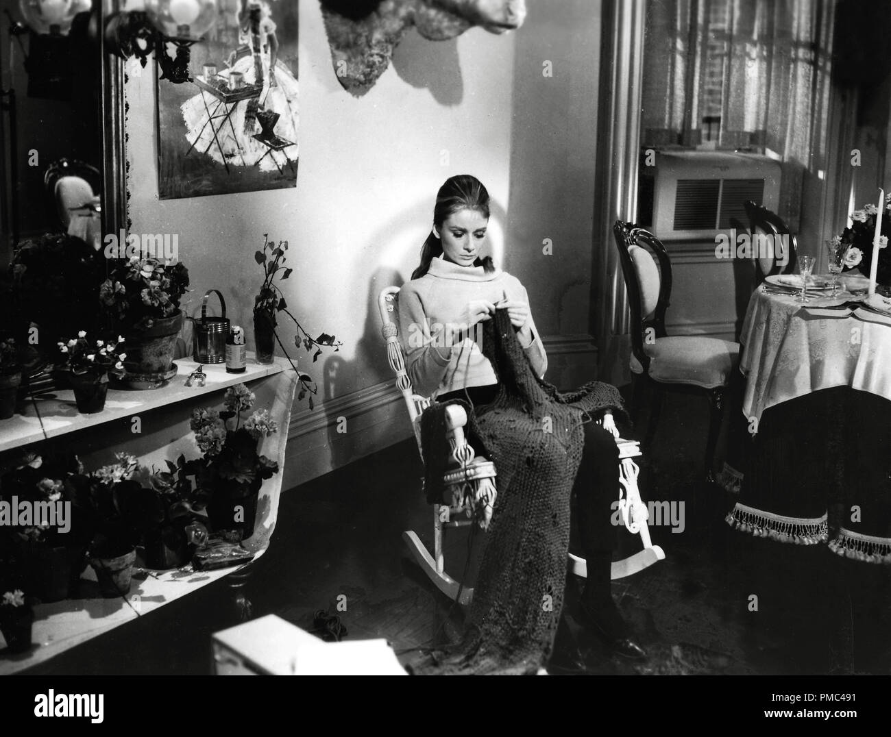 Scene audrey hepburn breakfast tiffanys hi-res stock photography and ...
