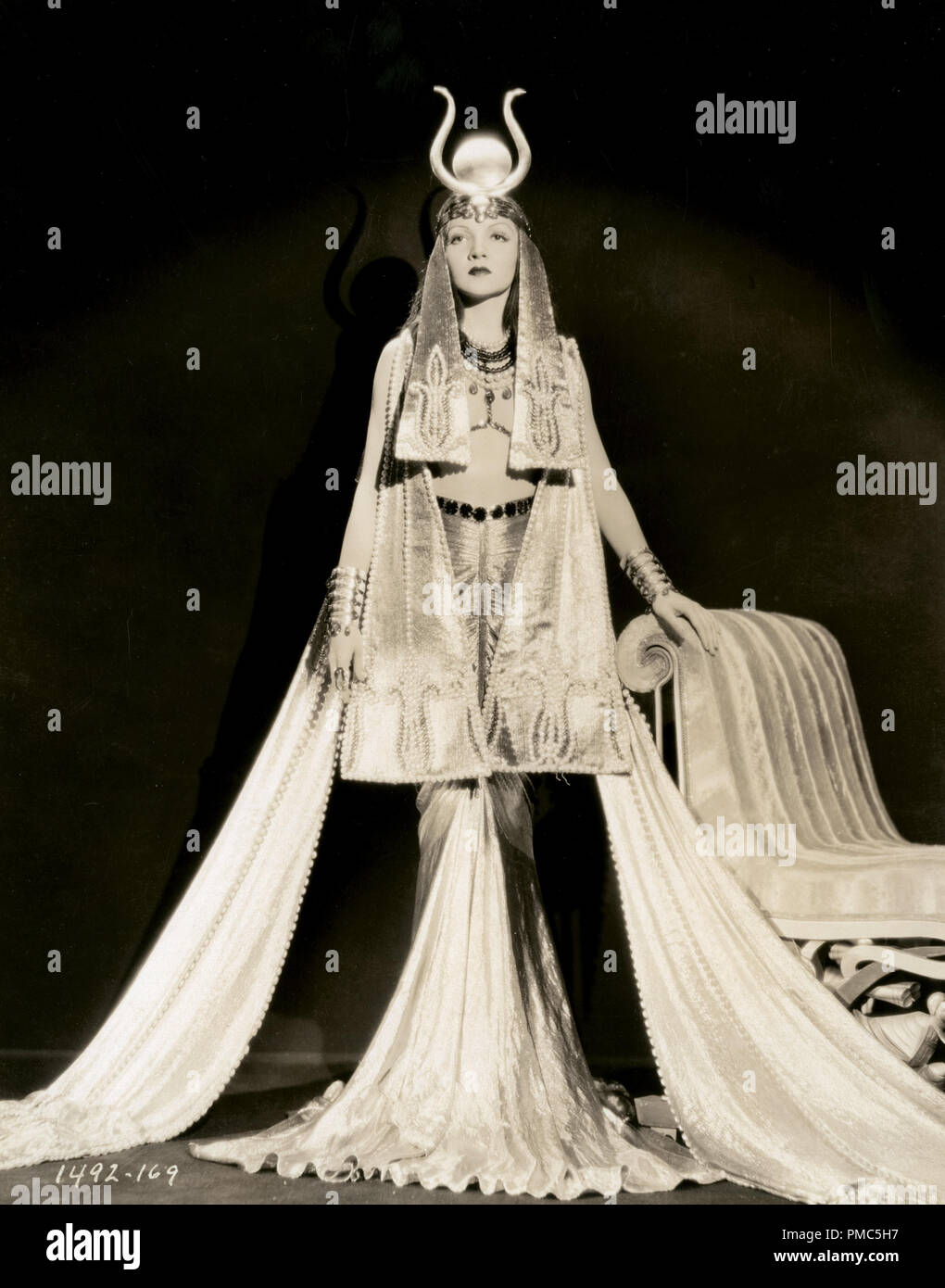 Claudette colbert in cleopatra hi-res stock photography and images - Alamy