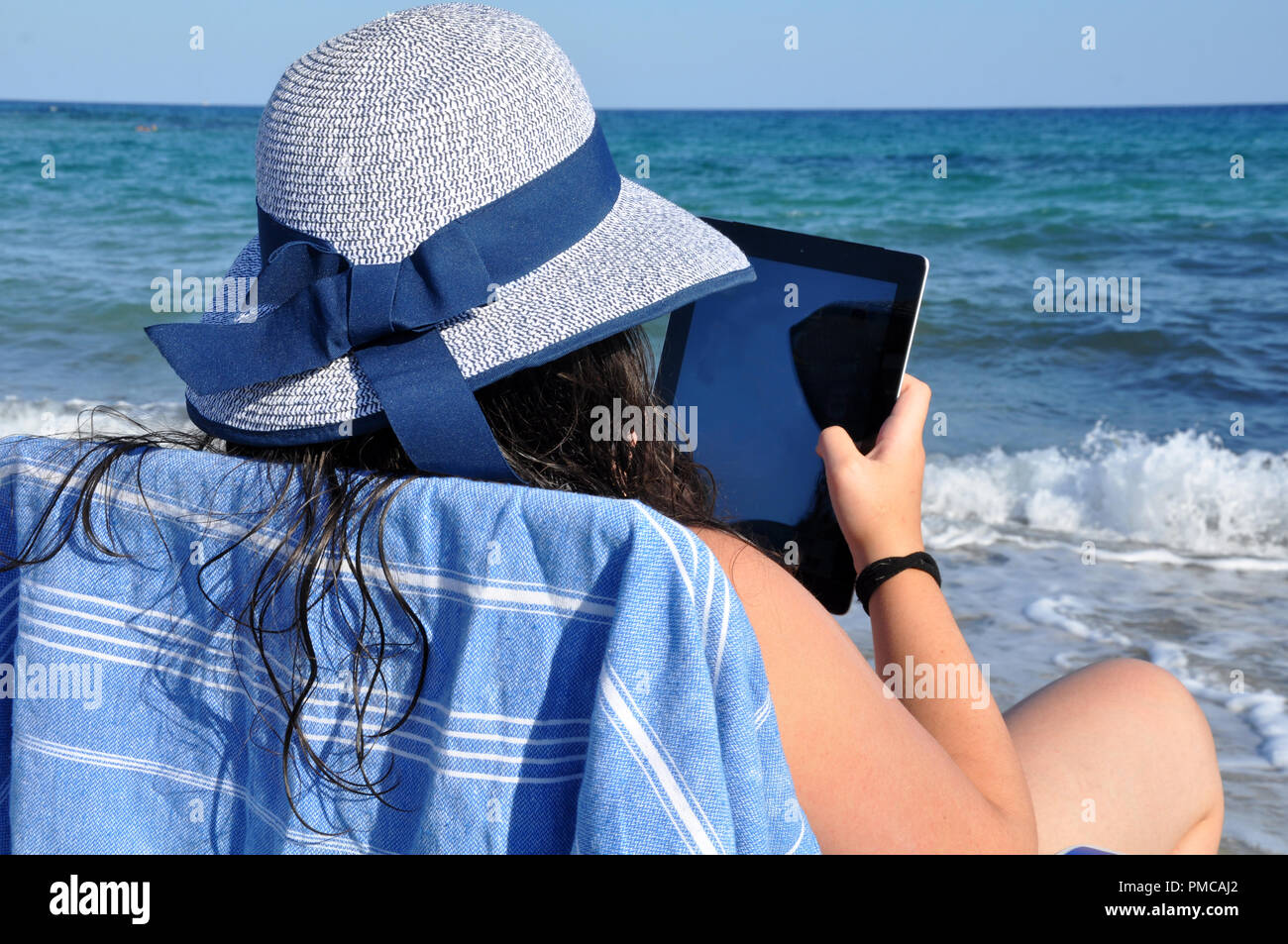 Family beach reading computer hi-res stock photography and images - Alamy
