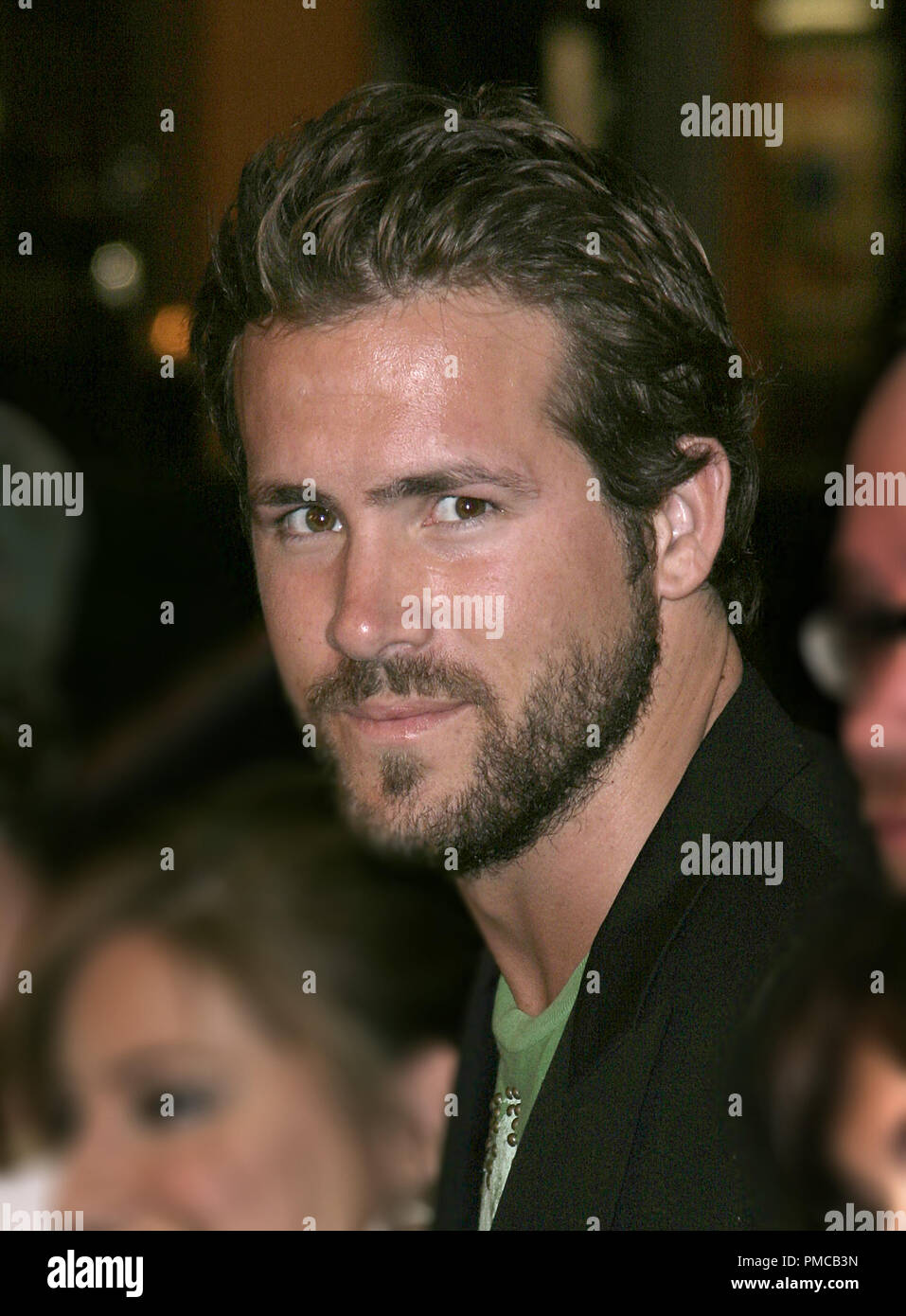 "Waiting . . . " (Premiere) Ryan Reynolds 09-29-2005 / Mann's Bruin ...