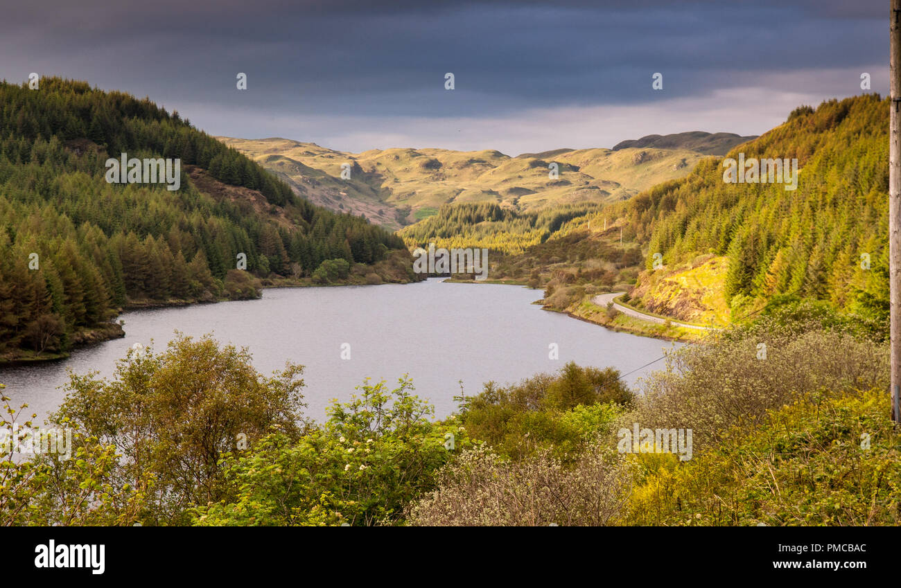 The A816 road runs along the shores of Oude Dam reservoir in the Pass ...