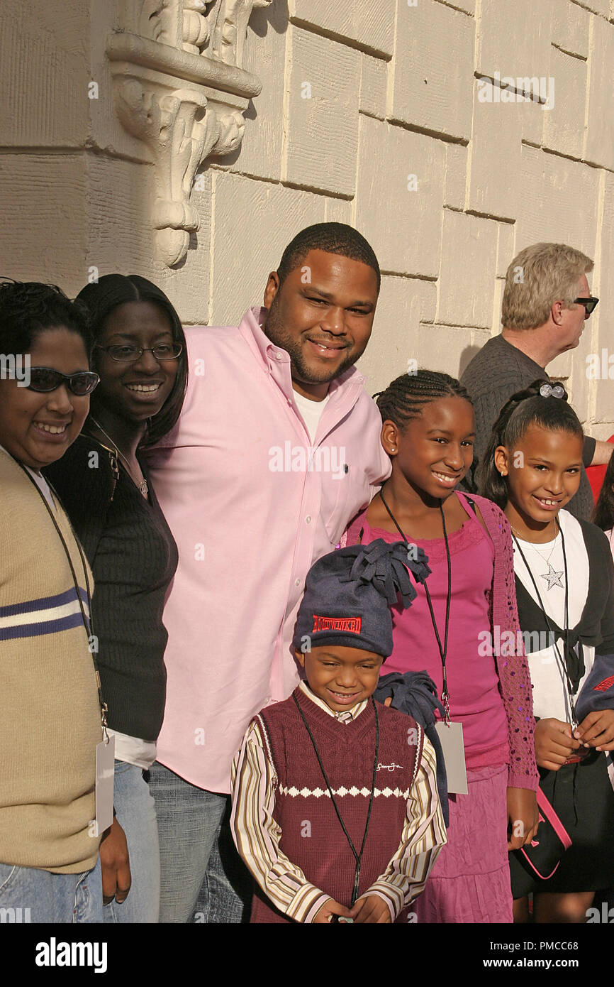 "Hoodwinked" (Premiere) Anthony Anderson and family 12-10-2005 / Mann ...