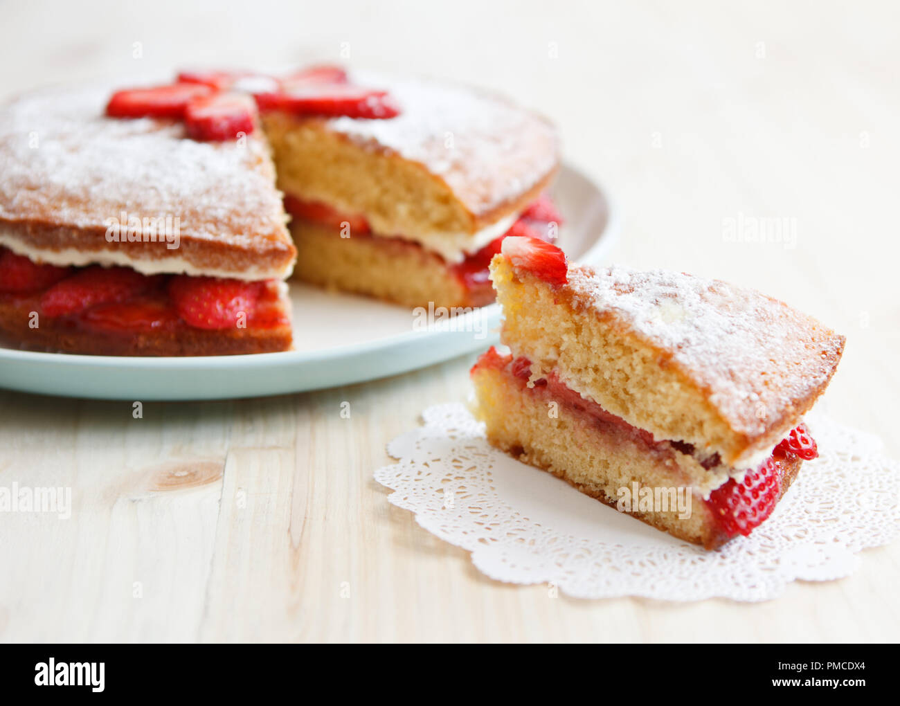 Sponge cake with strawberries hi-res stock photography and images - Alamy