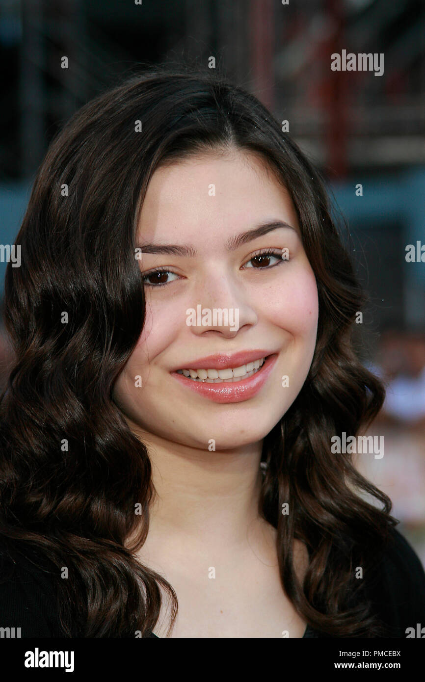 Fred Claus (Premiere) Miranda Cosgrove 11-3-2007 / Grauman's Chinese ...