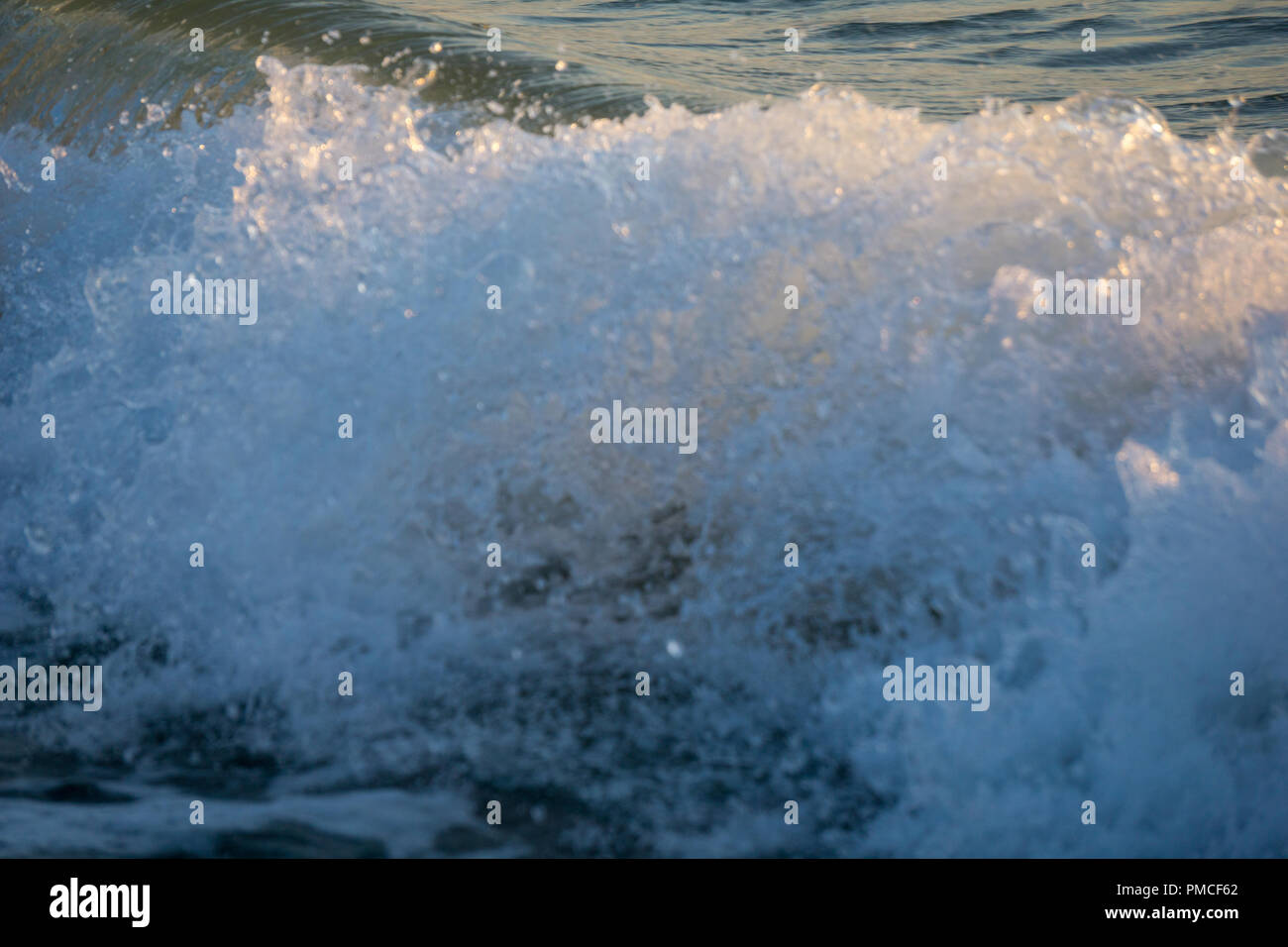 Small and peacefull waves hitting the shore Stock Photo - Alamy