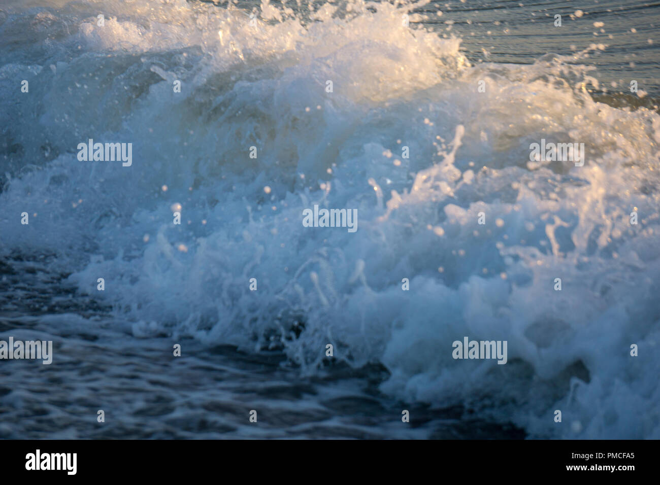 Small and peacefull waves hitting the shore Stock Photo - Alamy