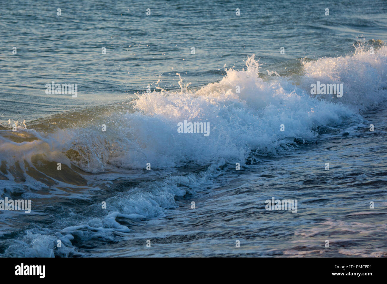 Small and peacefull waves hitting the shore Stock Photo - Alamy