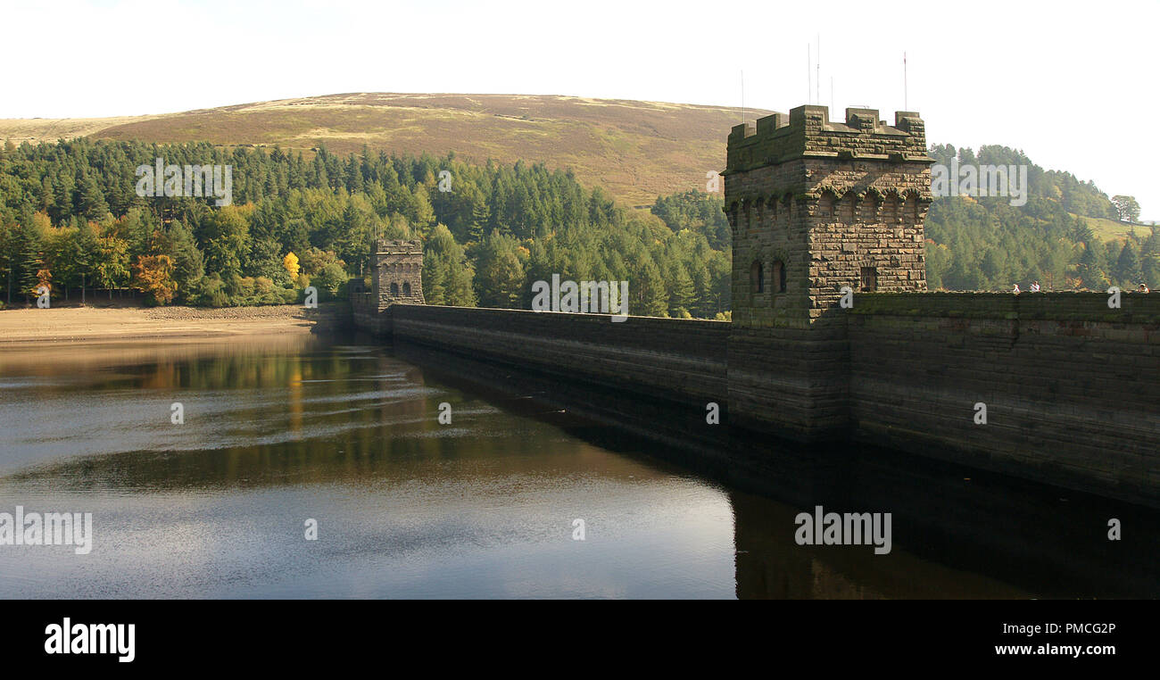 Ladybower reservoir peak district national park hi-res stock ...