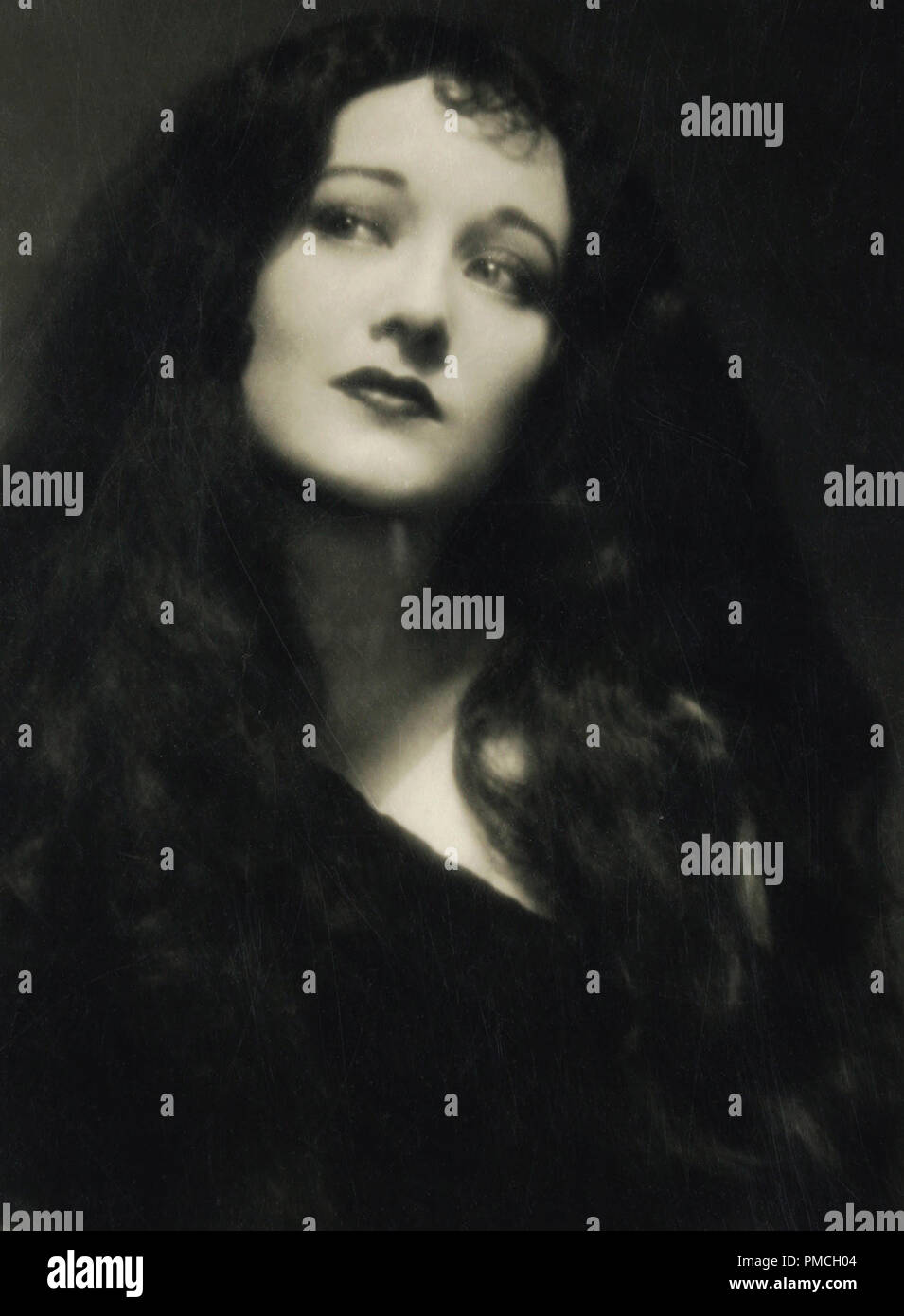 Joan Crawford, Photo by Ruth Harriet Louise (circa 1925). File ...