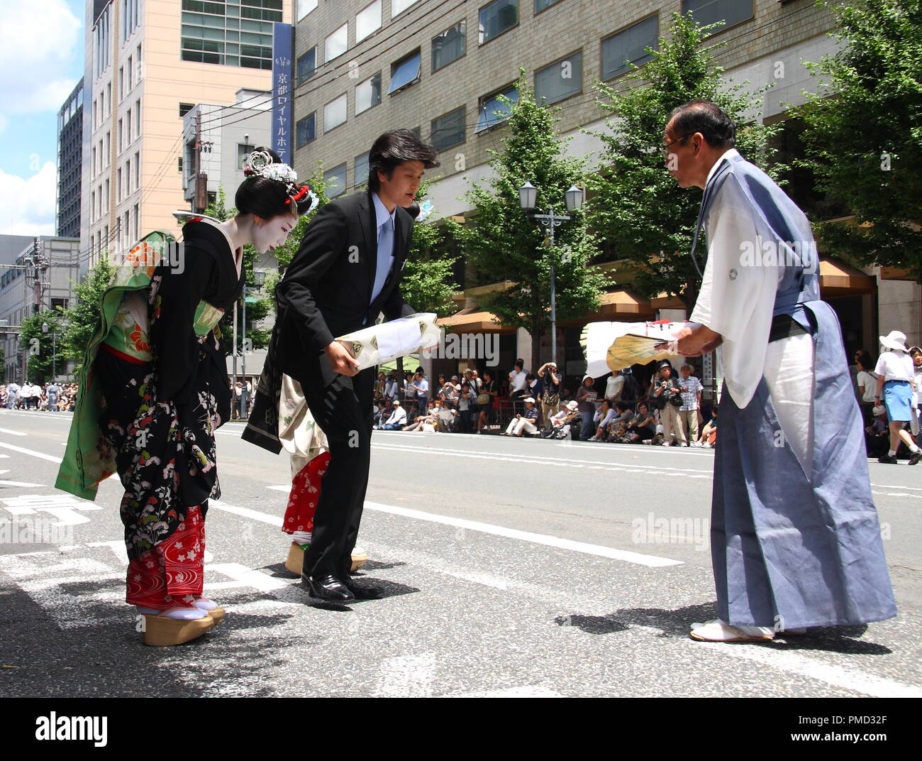 Geisha japan bowing hi-res stock photography and images - Alamy