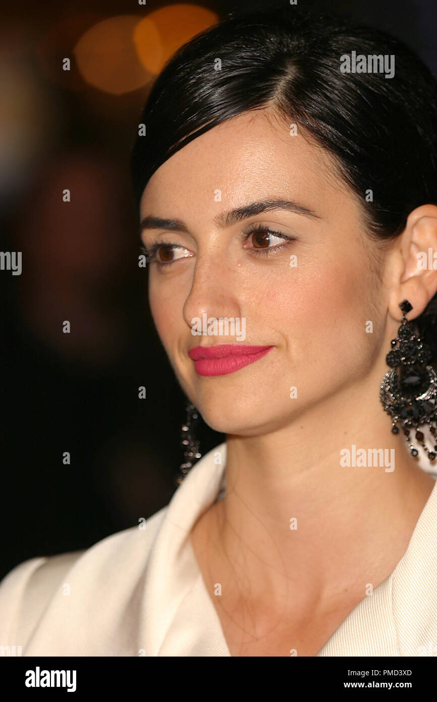 "Gothika" Premiere 11-13-2003 Penelope Cruz Photo by Joseph Martinez ...