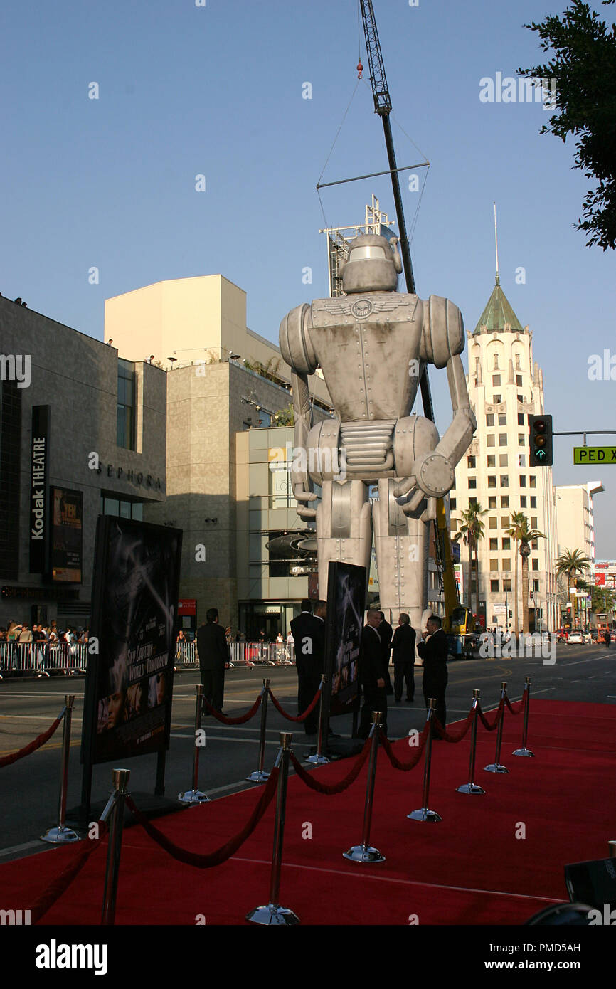 Sky Captain and the World of Tomorrow Premiere 9-14-2004 Atmosphere ...
