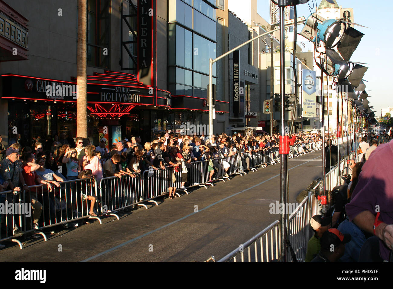 "Ladder 49" Premiere 9-20-2004 Atmosphere Photo by Joseph Martinez ...