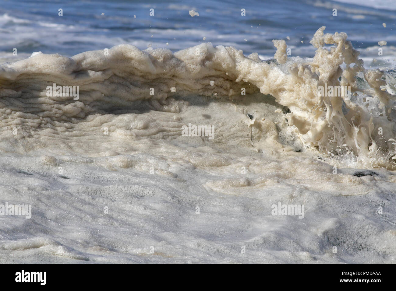 Detailed sea foam on the top of a big wave Stock Photo - Alamy