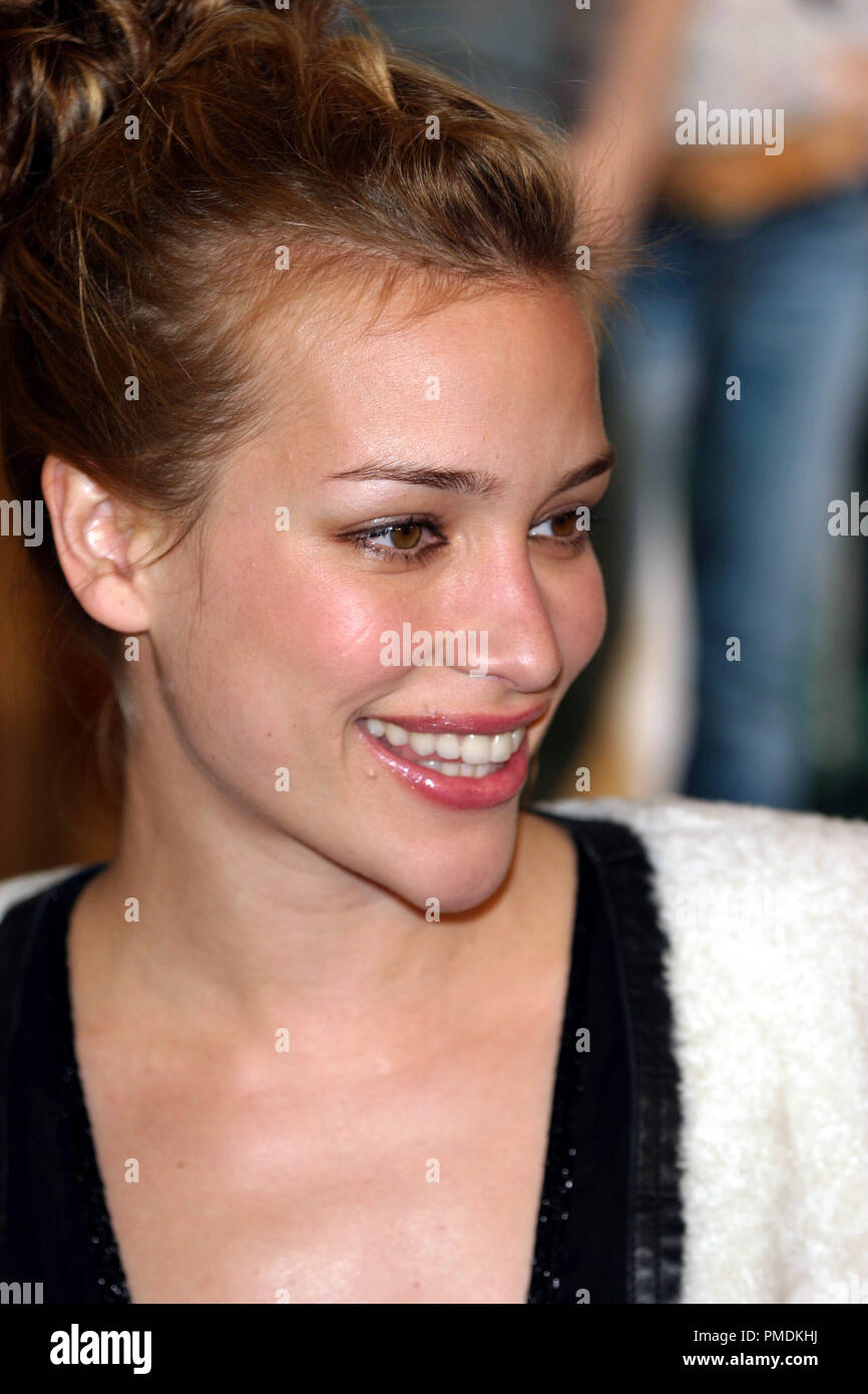 "Cheaper By The Dozen" Premiere 12/14/2003 Piper Perabo Photo By Joseph ...