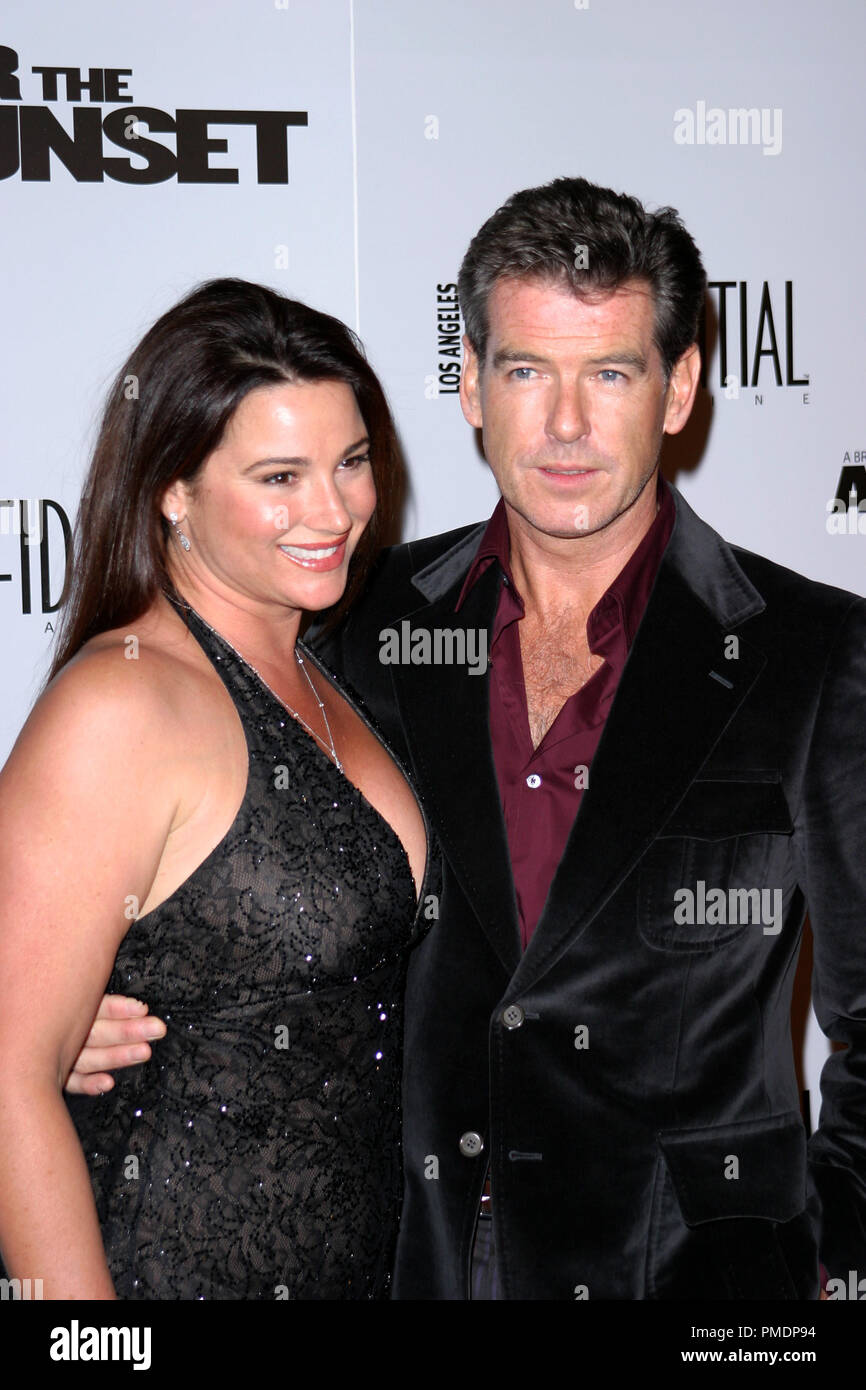 After sunset 2004 pierce brosnan hi-res stock photography and images ...