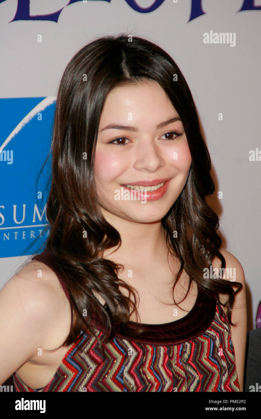 Miranda cosgrove 2008 hi-res stock photography and images - Alamy