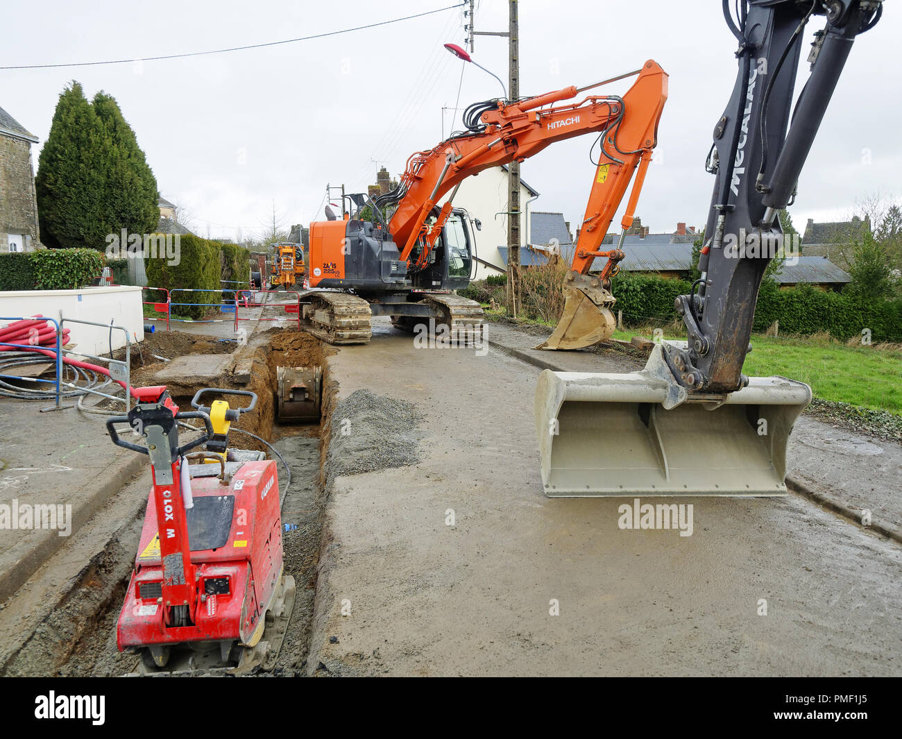 Works on roads, excavators, installation of a drinking water network ...