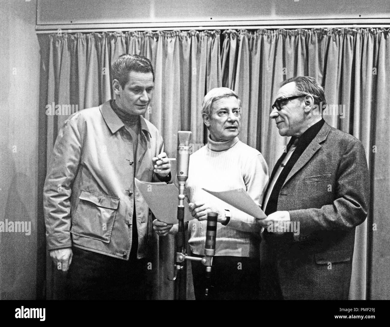 Schauspieler Dieter Borsche (Mitte) bei der Synchronisation im Studio ...