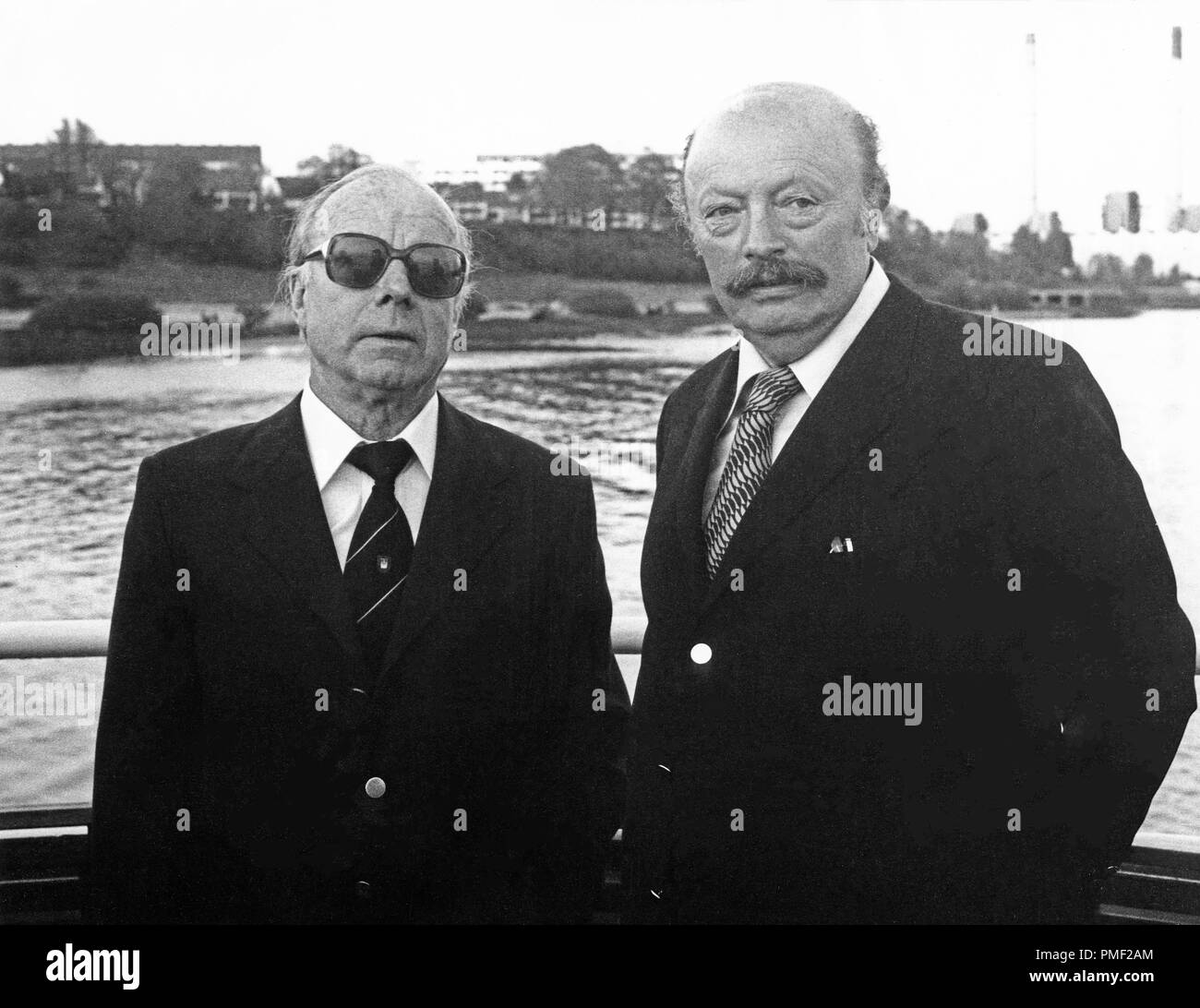 Gyula Trebitsch (rechts) gratuliert Heinz Rühmann zum 75. Geburtstag in ...