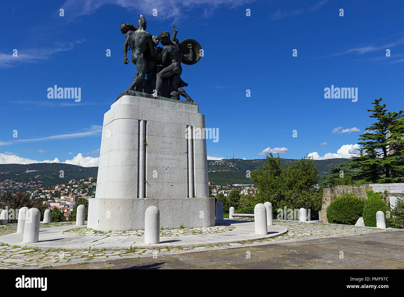 Bronze statue world war soldier hi-res stock photography and images - Alamy