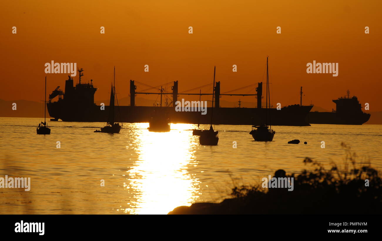 Silhouette of tanker at sunset hi-res stock photography and images - Alamy