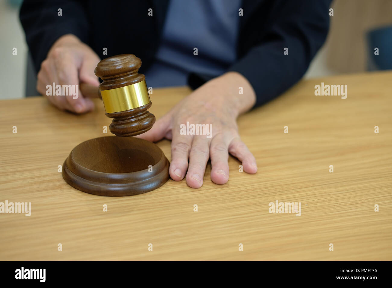 Judge hitting table gavel hi-res stock photography and images - Alamy