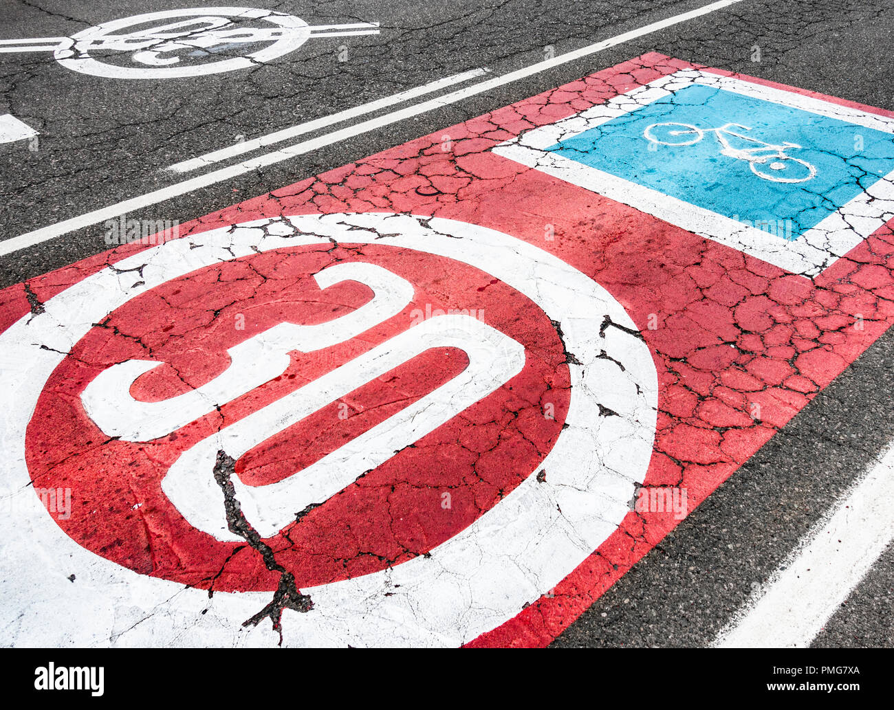 Road marking of cycle hi-res stock photography and images - Alamy
