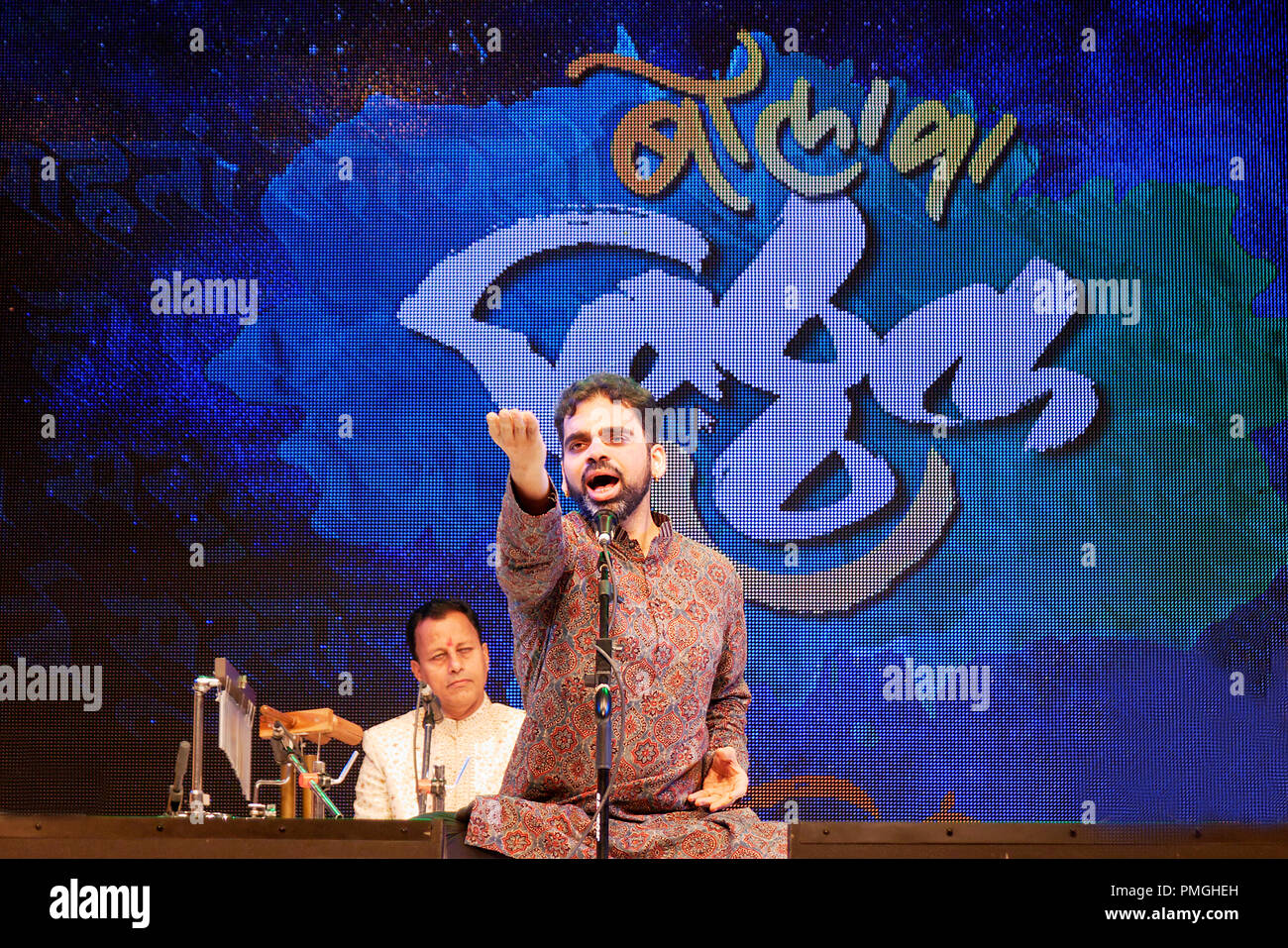 Rahul Deshpande singing Indian Classical vocal abhang/ bhajans during ...