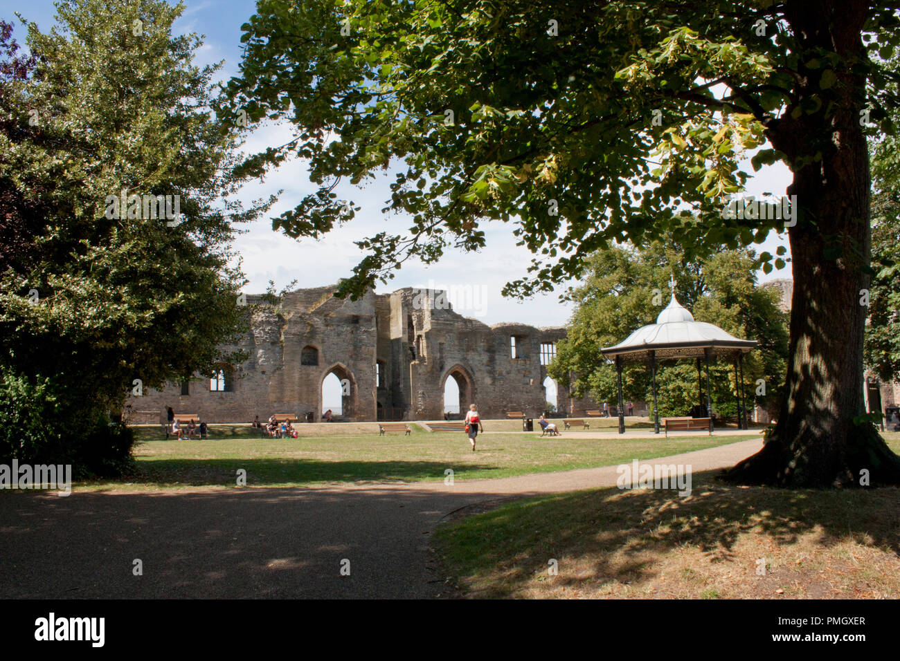 Newark Castle rear landscape Stock Photo - Alamy