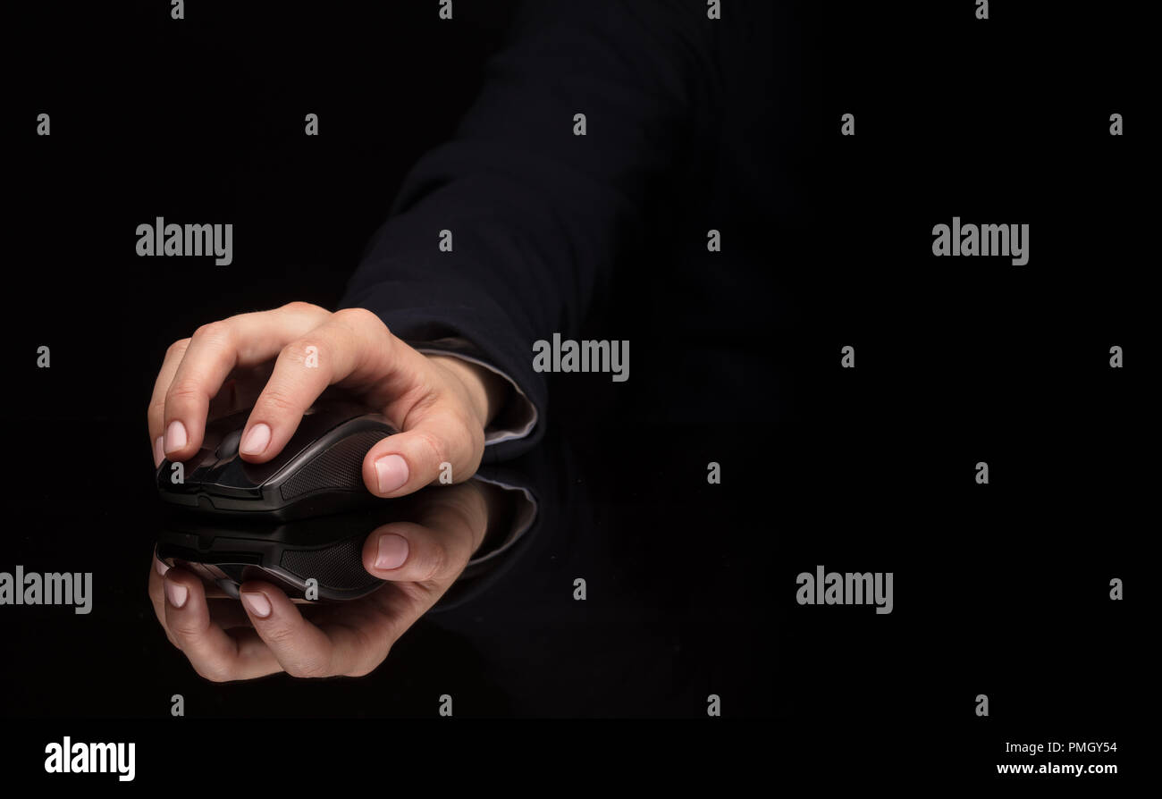 Hand using wireless mouse in a dark environment Stock Photo - Alamy