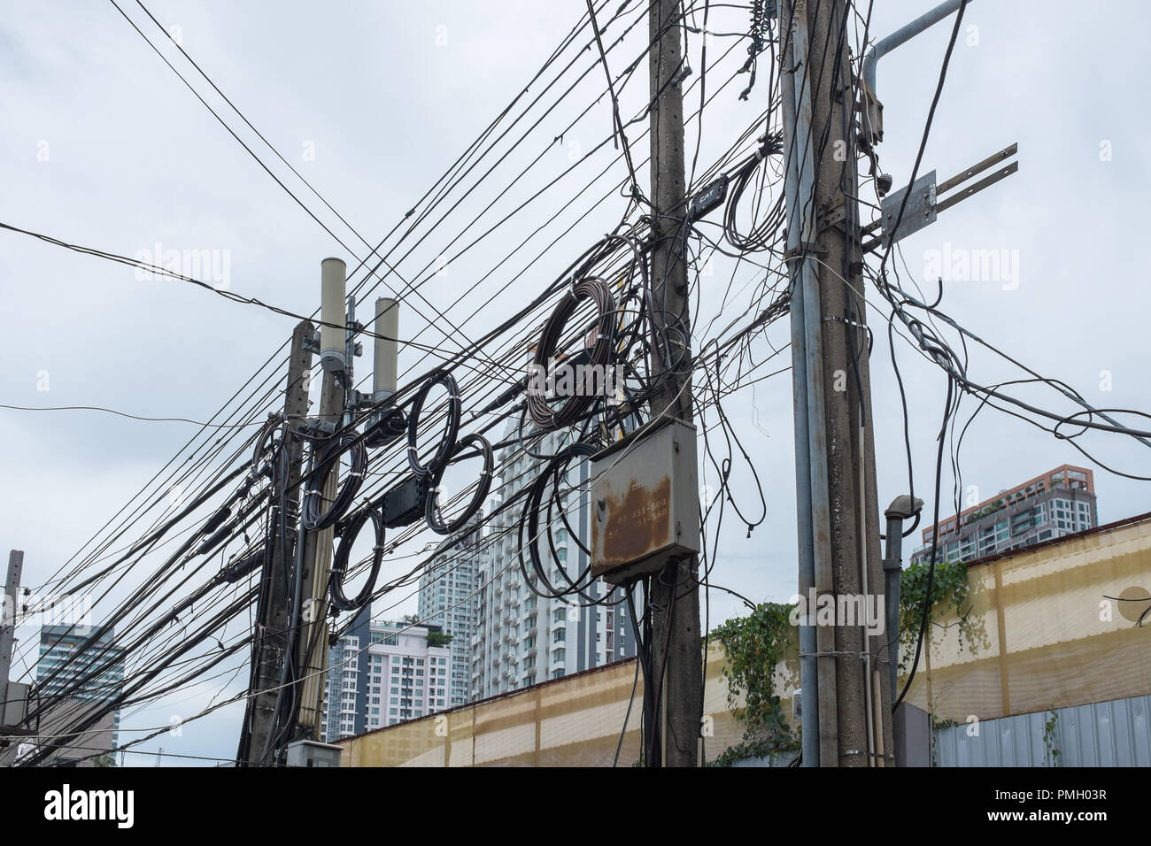 Electricity cables hi-res stock photography and images - Alamy