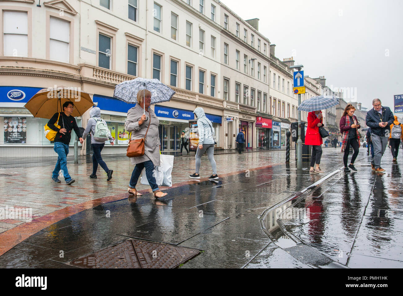 Wet weather people dundee hi-res stock photography and images - Alamy