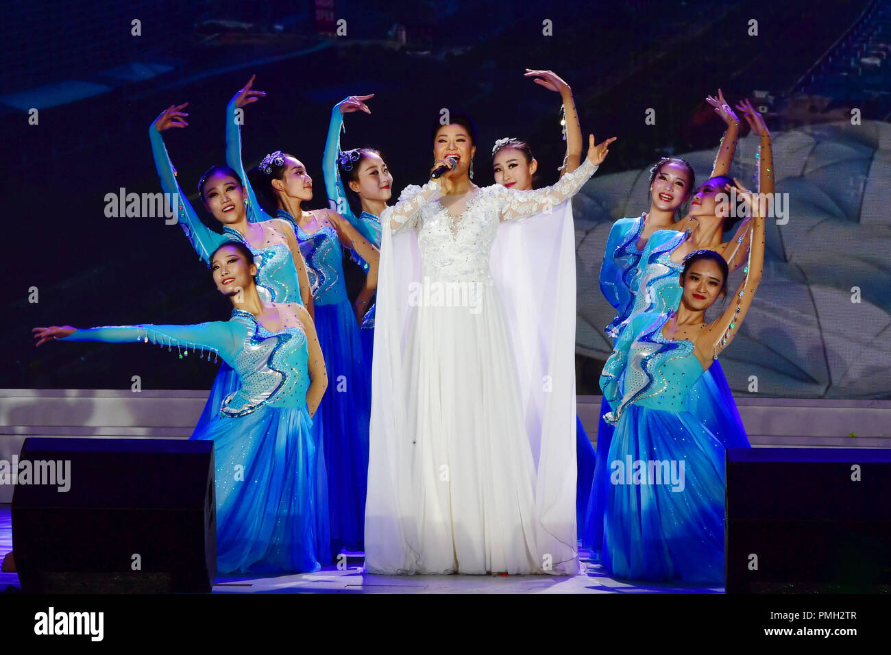 Xiamen, China's Fujian Province. 17th Sep, 2018. Singer Wang Lida (C ...