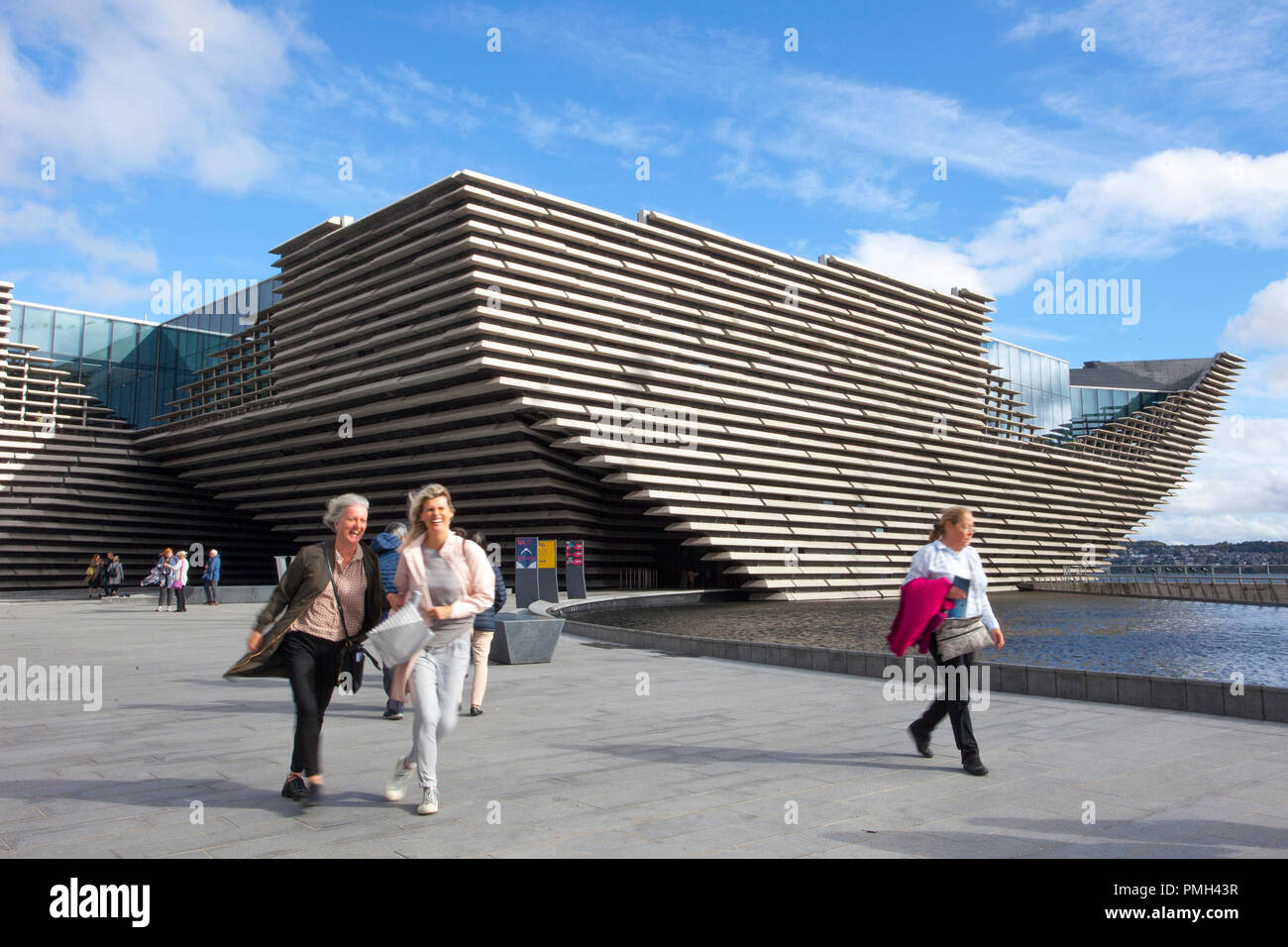 Dundee waterfront, Scotland. UK Weather 18/09/2018. Sunny afternoon on ...