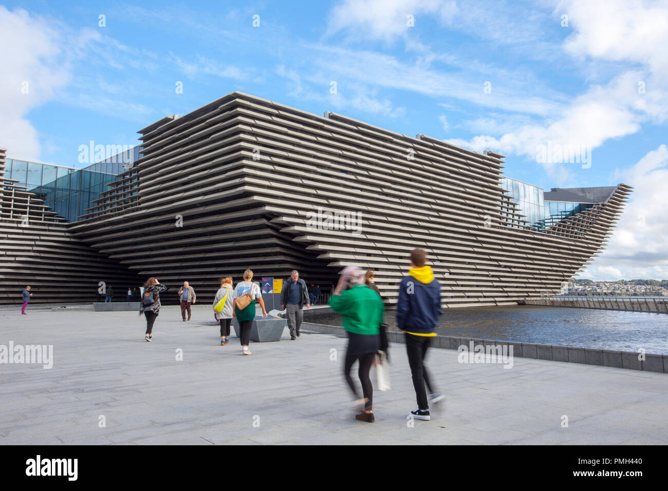 Dundee, Scotland. UK Weather 18/09/2018. Sunny afternoon on the city ...