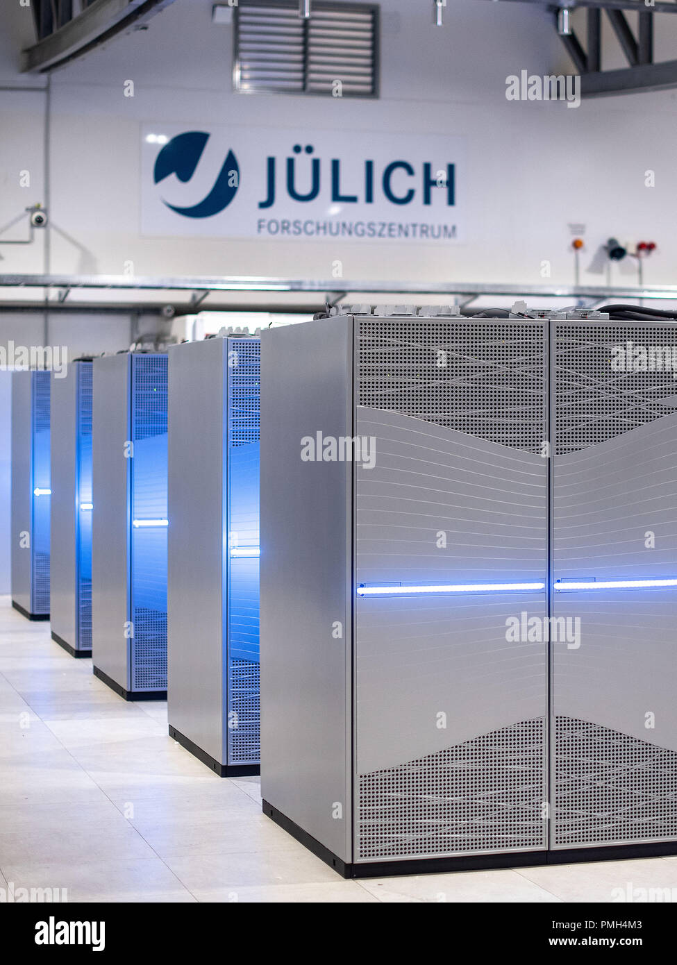 Julich computer hi-res stock photography and images - Alamy