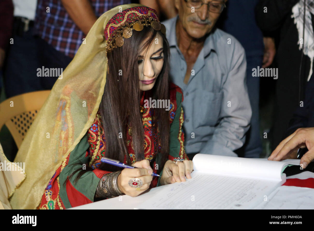 Palestinian bride hi-res stock photography and images - Alamy