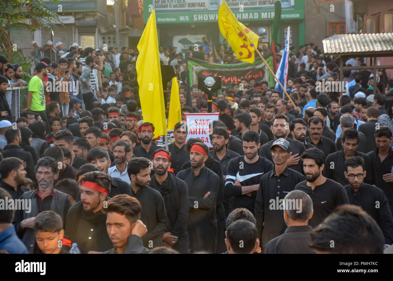 Shia flags hi-res stock photography and images - Alamy