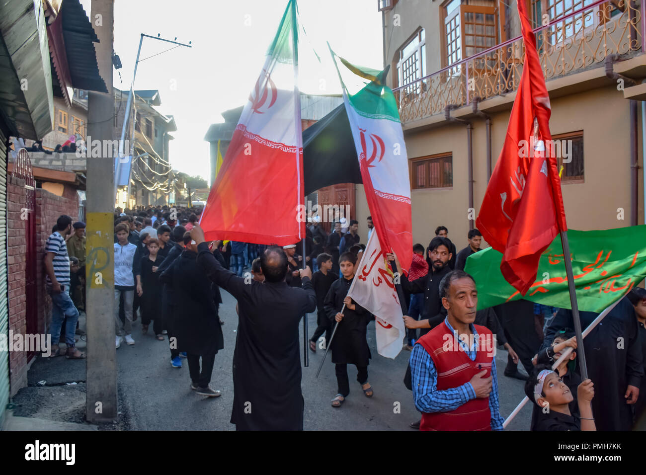 Shia flags hi-res stock photography and images - Alamy