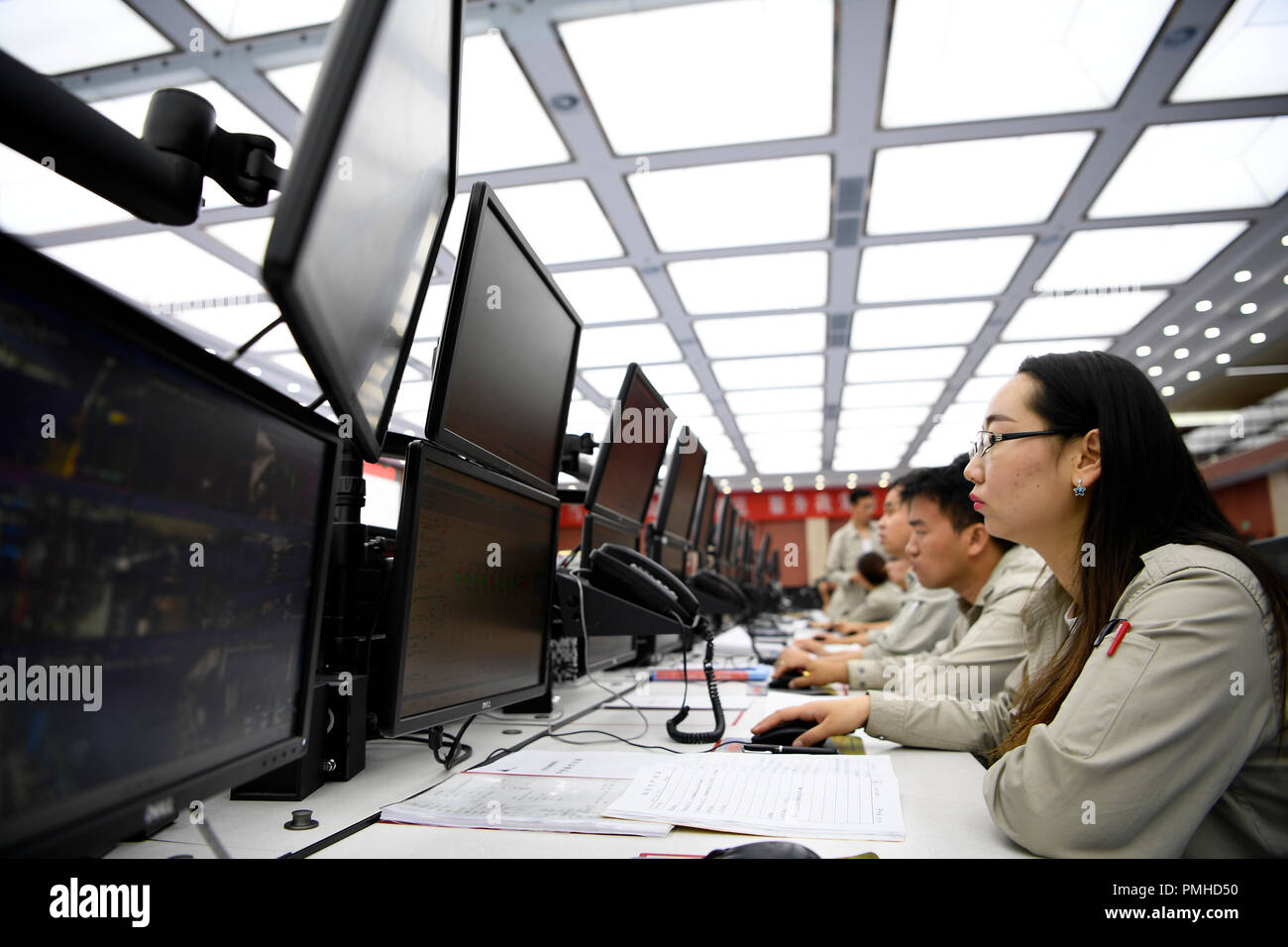 (180919) -- YINCHUAN, Sept. 19, 2018 (Xinhua) -- Staff members of ...