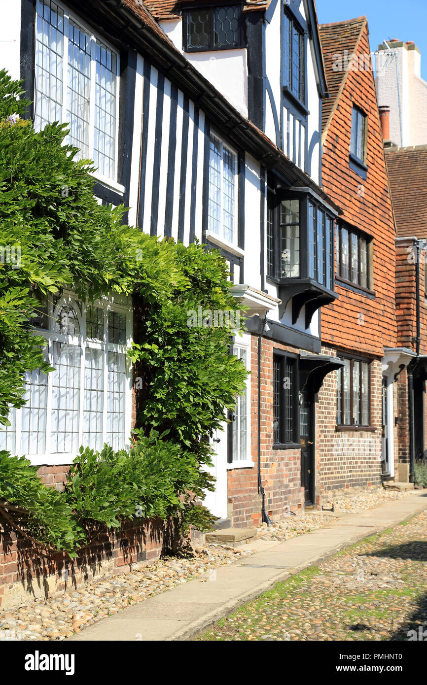 Cobbled street and traditional houses in Watchbell Street, Rye, East ...