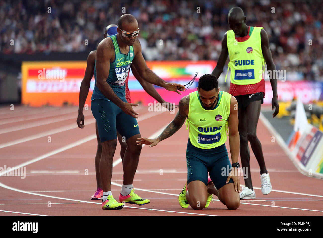 Mens 400m runners hi-res stock photography and images - Alamy