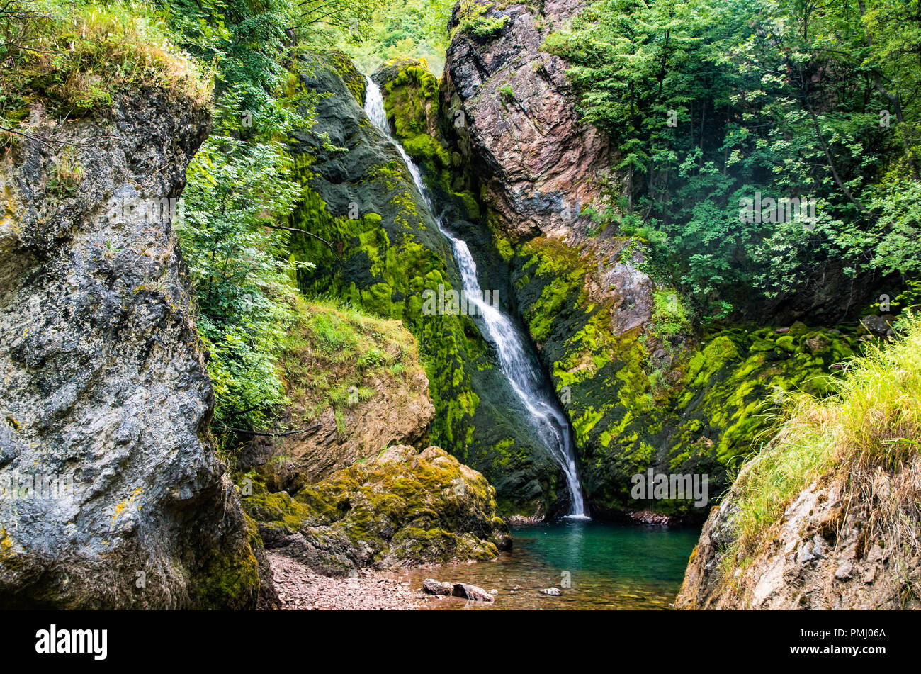White drin waterfall hi-res stock photography and images - Alamy