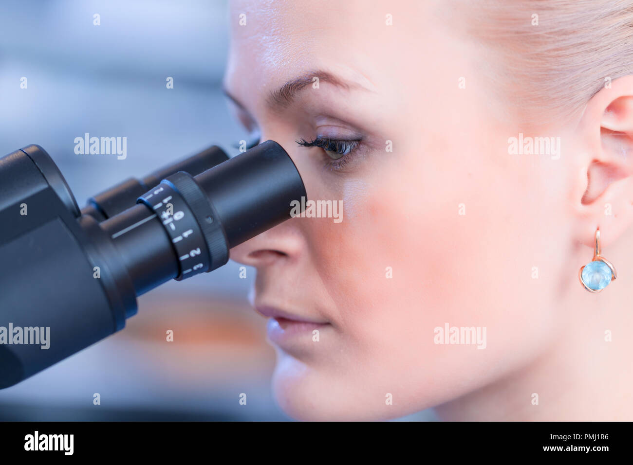 Forensic scientist lab hi-res stock photography and images - Alamy