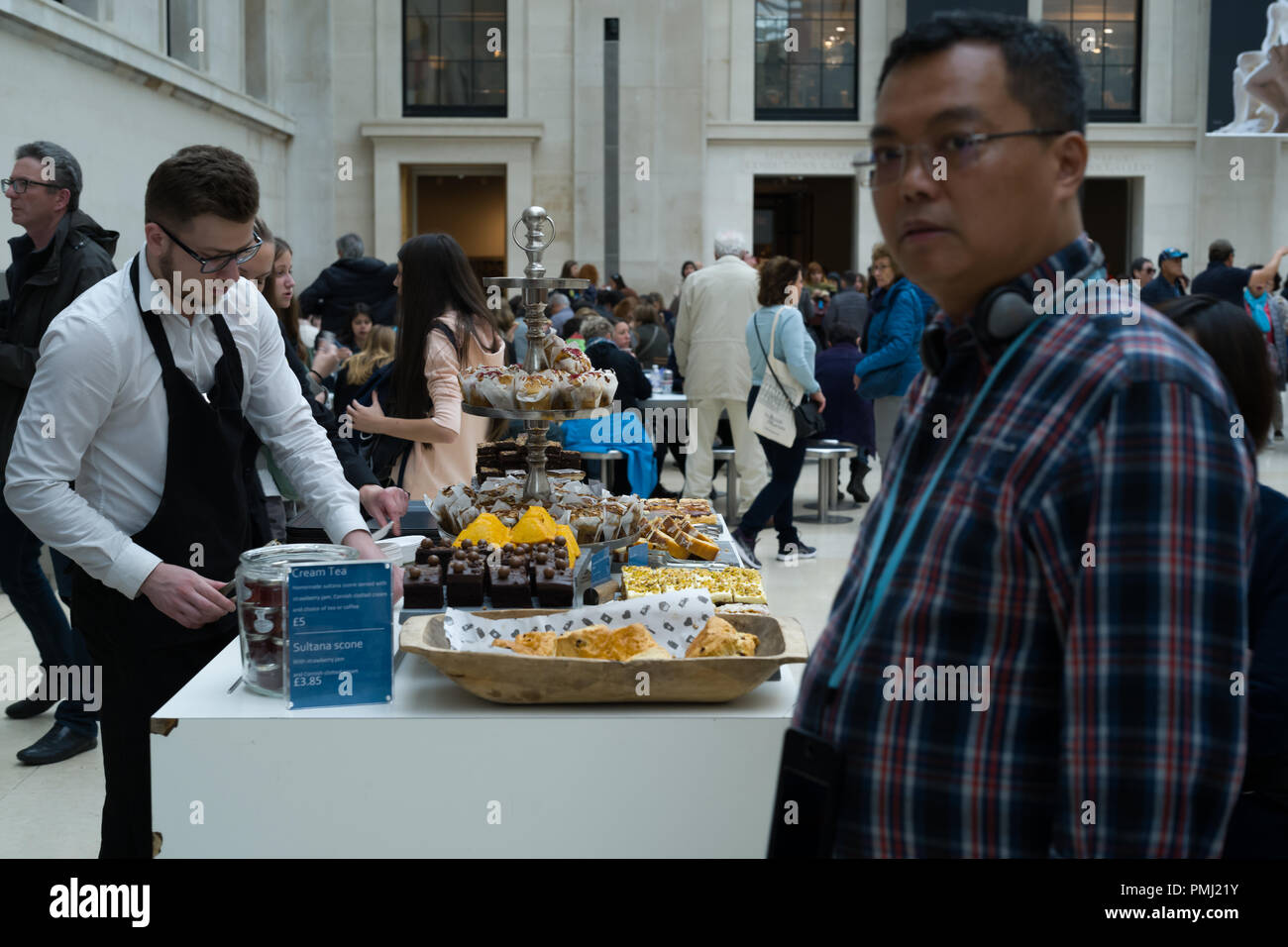 Buffet at the British museum entrance Stock Photo - Alamy