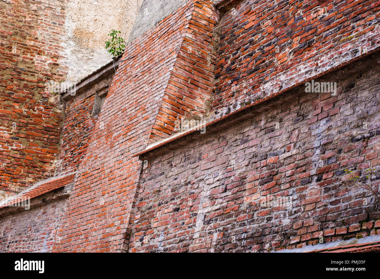 Medieval brick wall hi-res stock photography and images - Alamy