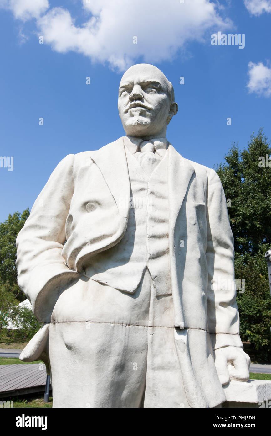 Lenin statue in moscow hi-res stock photography and images - Alamy